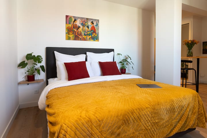 Rainbow Suite · Cozy, Comfy & Outdoor Seating - Santana