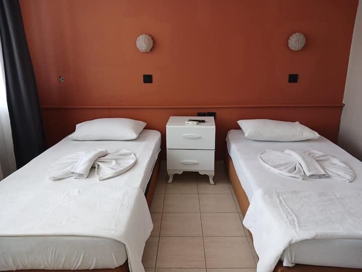 Otel-merkezde Denize Yürüme Mesafesinde - Kuşadası