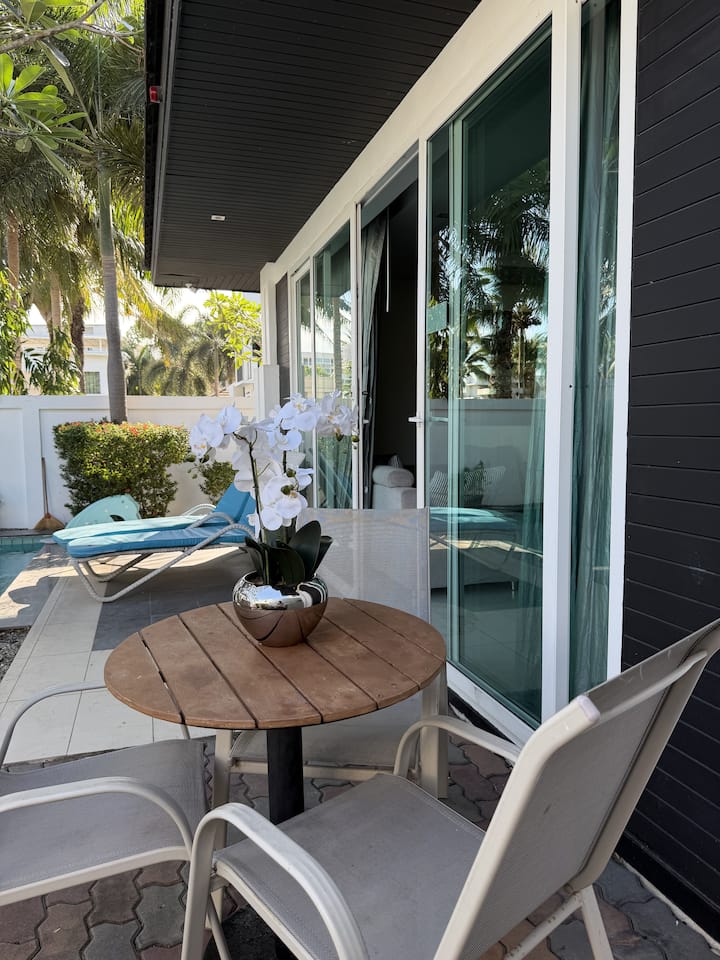 Stylish Jomtien Villa | Pool, Jacuzzi & Grill - Pattaya