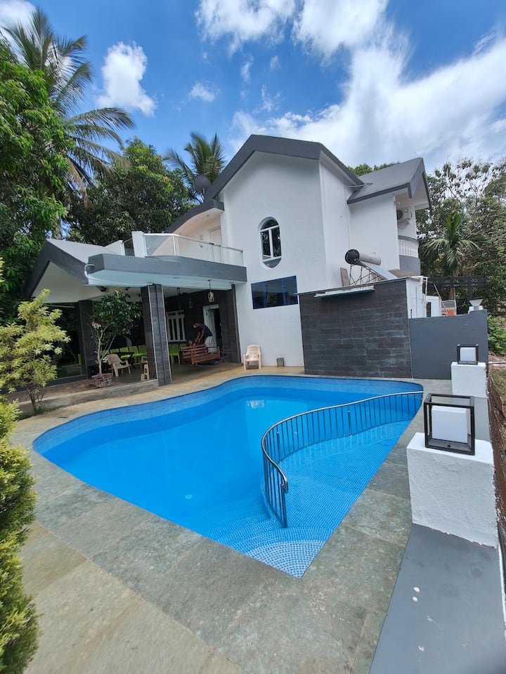 Serene Luxury Farm Villa With Private Pool In Wood - Sawantwadi
