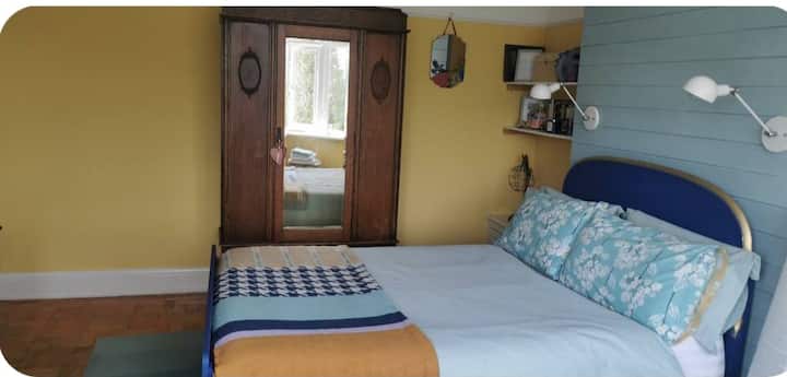 Sunflowers Double Bedroom With Bay Window & Tv - Carmarthen