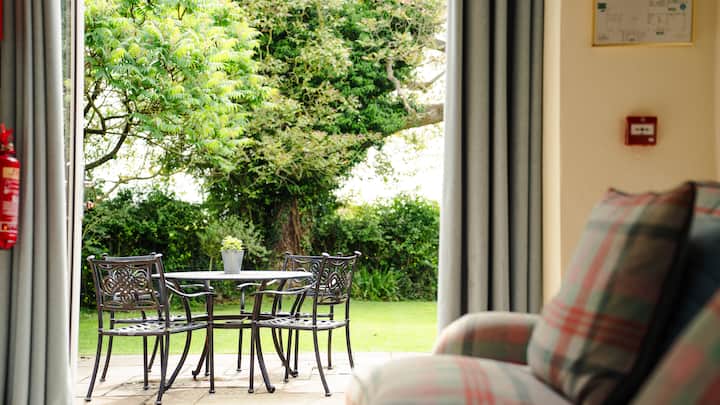 Cosy Farmhouse Lodge With Hot Tub - Wetherby