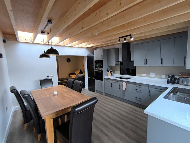 Spacious House With 5 Bedrooms, Garden And Parking - Northampton, UK