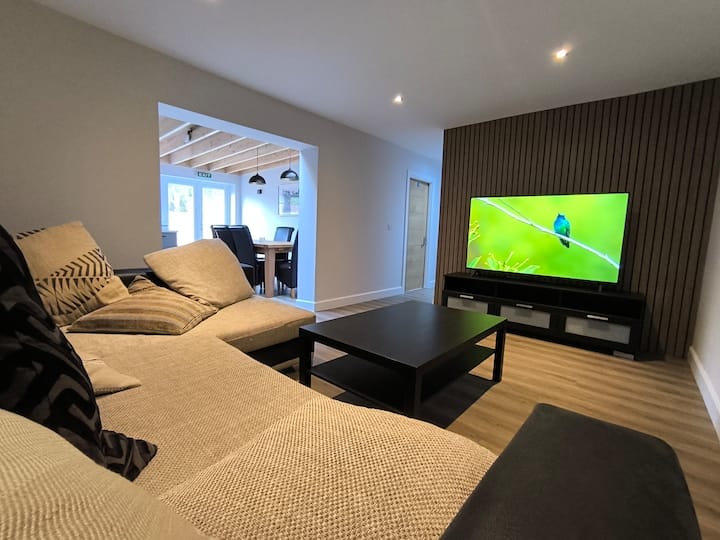 Spacious 5-bed Home With Garden & Parking - Northampton