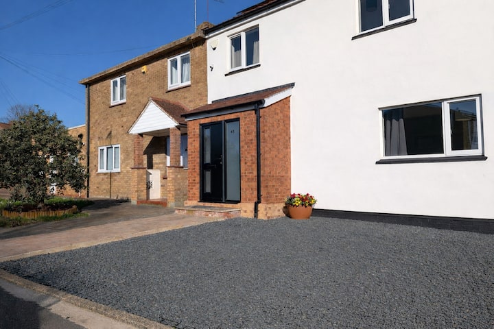 Spacious 5-br, House, Parking, Fully Equipped. - Northampton