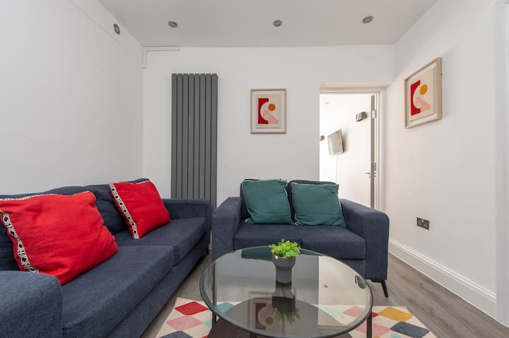 Abbeywood Modern 5 Br | 5 Baths | Sleeps 10 - Essex