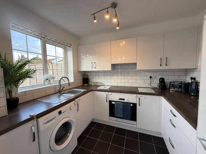 Newbury House Long Stays Free Parking And Wifi - Swindon