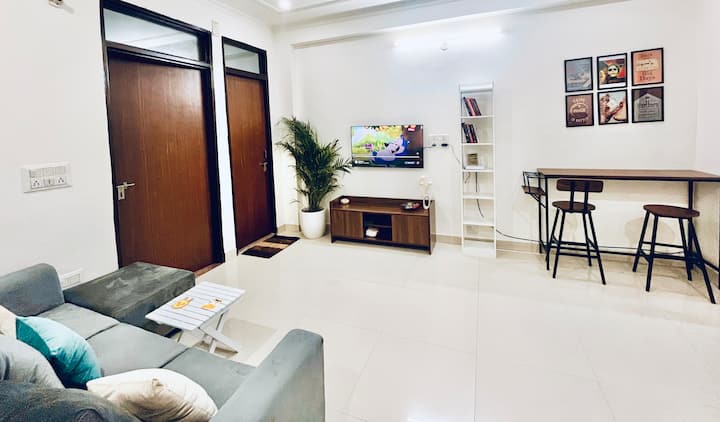 Cozy 2 Bhk Flat With Full Kitchen | Near Airport - New Delhi