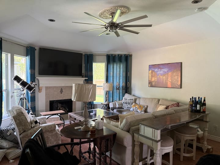 Spacious 3br/2ba Home W/ Garage & Yard - League City, TX