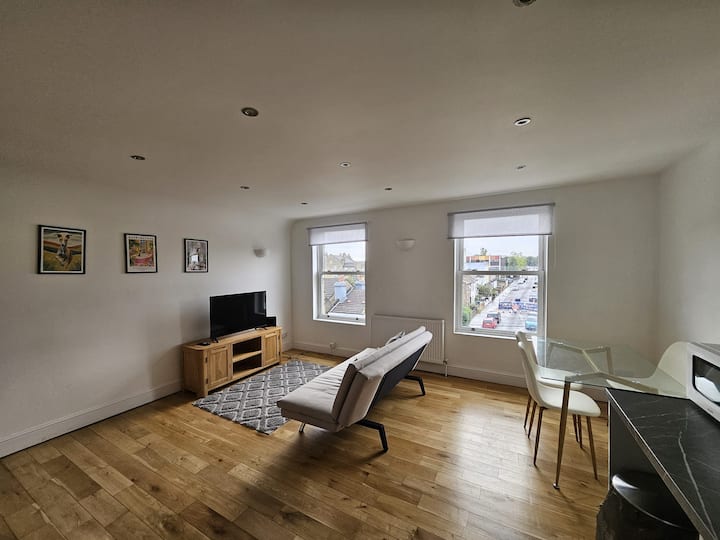 Stylish Flat, Close To Transport Links - London