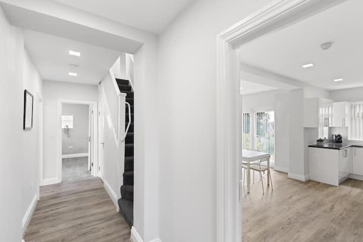 London House, Sleeps 8, Great Location. - Barnet