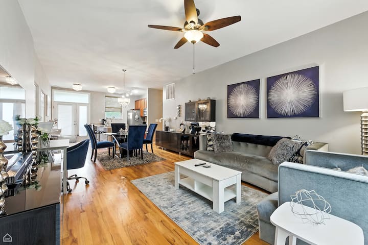 2br/2ba Condo W/ Balcony & Garage - Near Hospitals - Chicago, IL