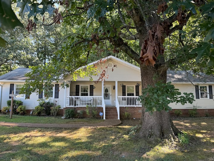 Lakeshore Getaway - Scottsboro, AL