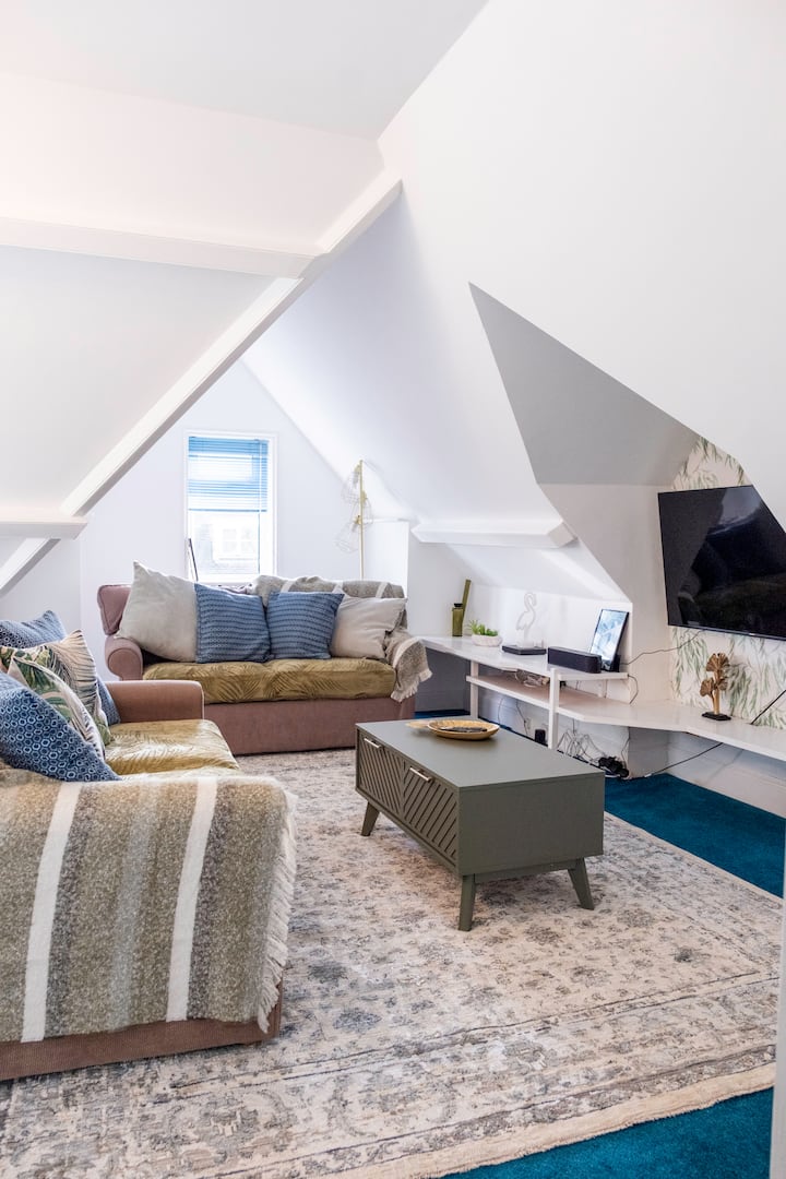 Boho Flat, Sleeps 6, Near Beach! - Boscombe