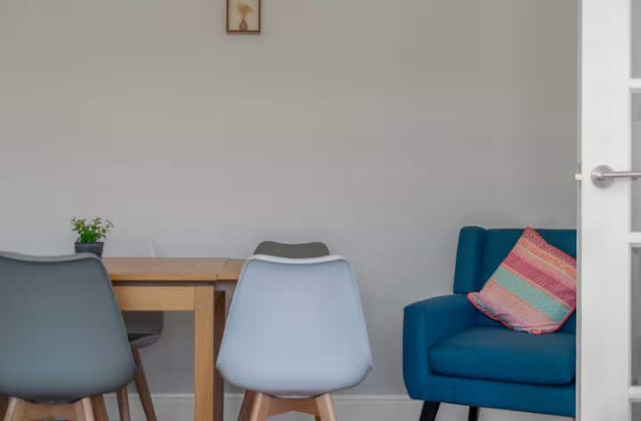 Sleeps 6 | 2 Bedroom | Home - Livingston