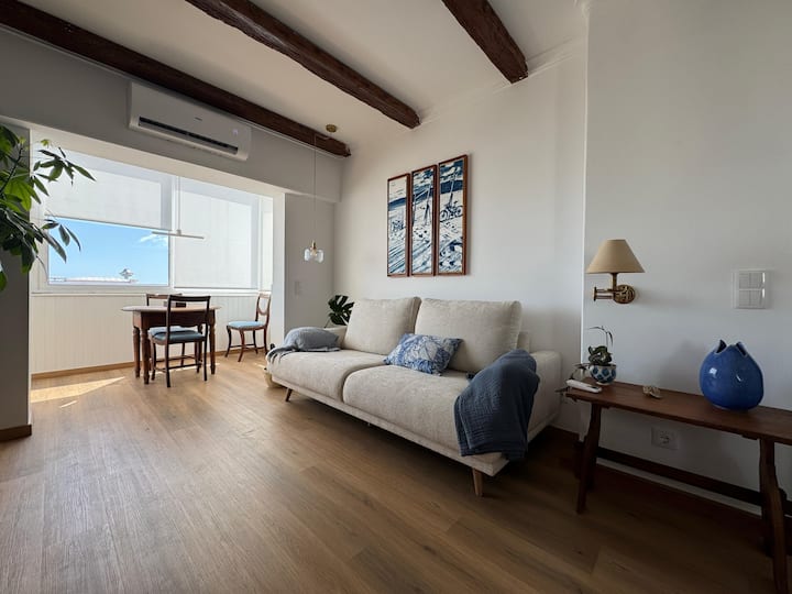 Seaside Getaway: Beachfront Apartment - Estoril