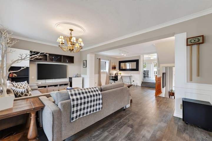 Spacious 4br Home | Parking | Near Transit - Toronto