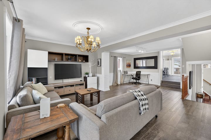 Spacious 4br Home For 8 | Parking | Near Transit - Toronto