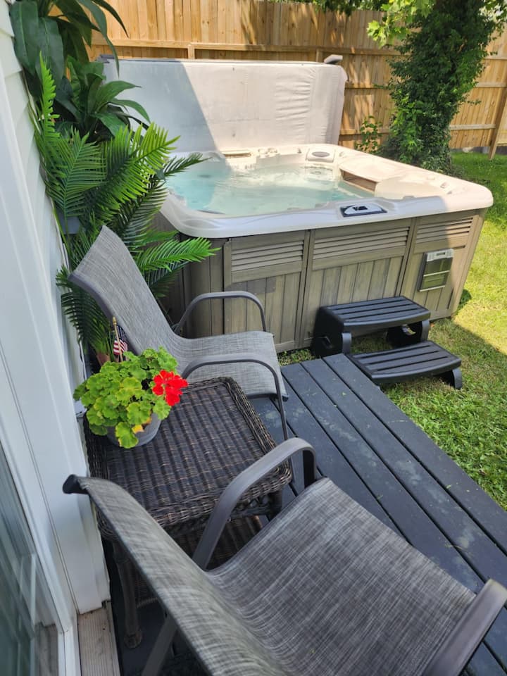 Luxury Retreat, Pool, Jacuzzis, Saunas - Merrillville, IN