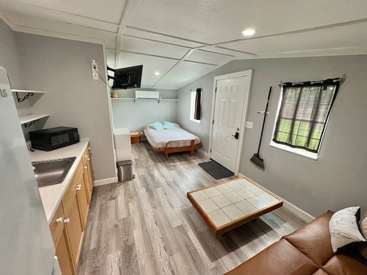 Secretly Stunning Tiny Home - Palm Bay