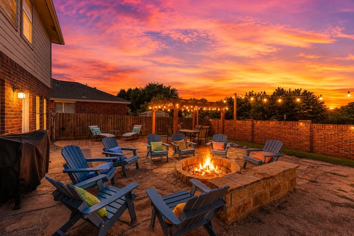 Group Stay · Sleeps12 · Movie+gameroom · 10minat&t - Grand Prairie, TX