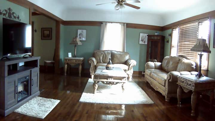 The Estate House
Spacious, Comfy, & Cozy - Rockford, IL