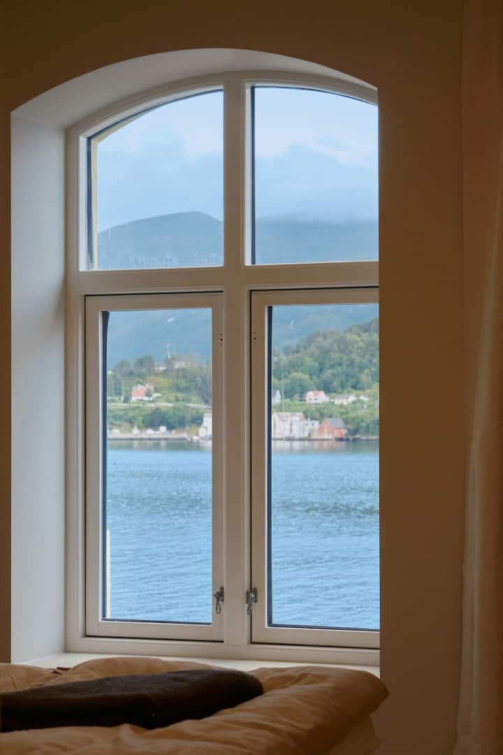 Harborfront Haven Hideaway - Ålesund