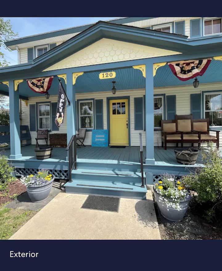 Charming 2 Bedroom Over A Country Store - New Paltz, NY