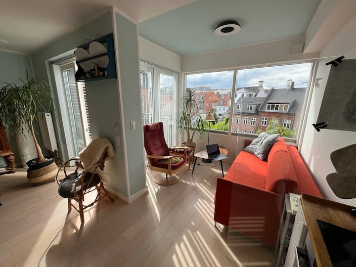 Bright Apartment With Large Windows And Balcony - Aarhus