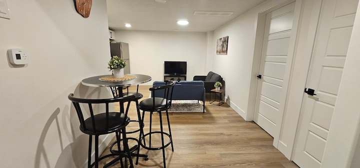 Beautiful 2 Bedroom Guest Suite In West Edmonton - 에드먼턴