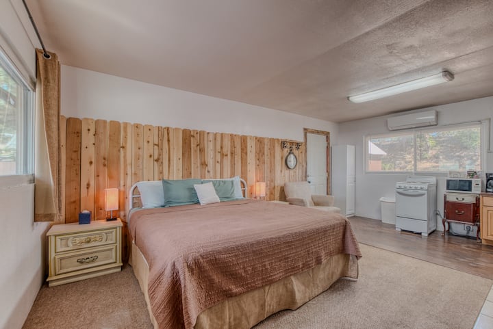 Daniel's Den - Large Studio - @ Enchanted Hideaway - Ruidoso, NM