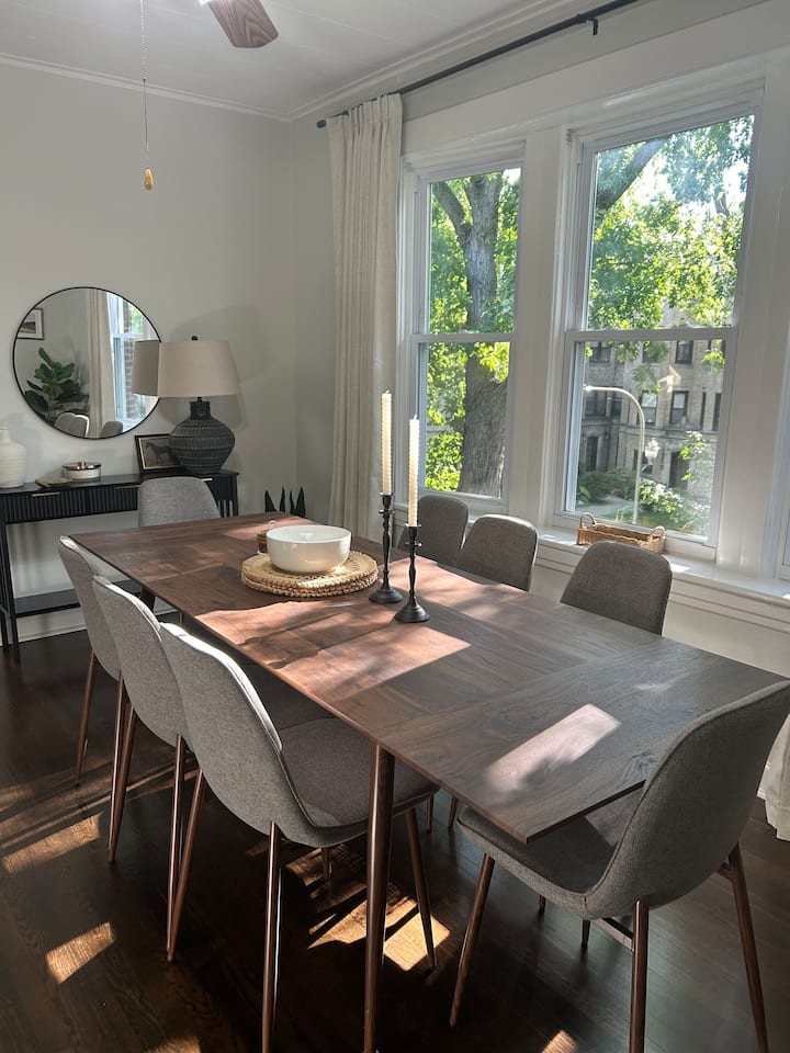 Charming 3 Bedroom Apartment In Rogers Park - Evanston, IL