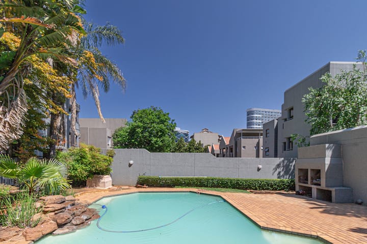 3 Bedroom Apartment In Sandton City With Balcony - Sandton