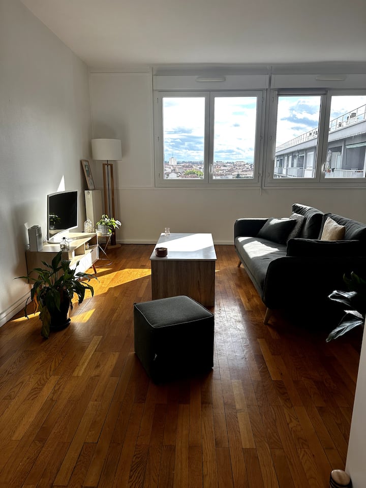 Appartement T4 - 10min à Pieds De Lyon - ibis Lyon Caluire Cité Internationale