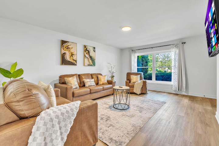 Spacious Westchester Duplex For Group & Family - Elmhurst, IL