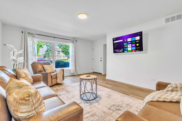 Spacious Westchester Duplex For Group & Family - Elmhurst, IL