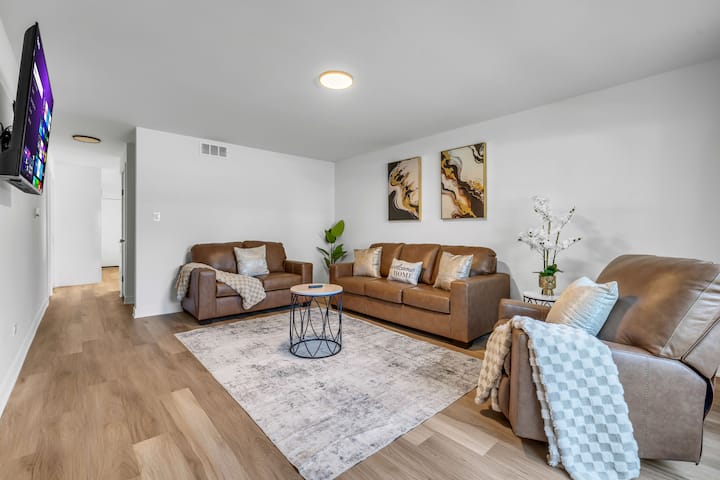Spacious Westchester Duplex For Group & Family - Elmhurst, IL