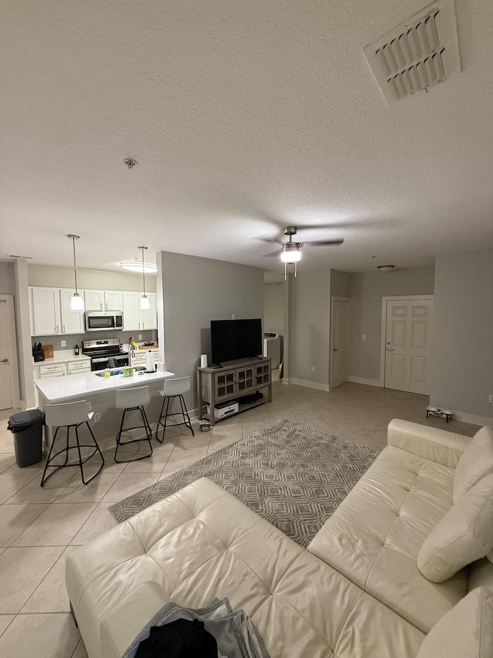 Jax Beach Lowkey Apartment - Jacksonville Beach, FL