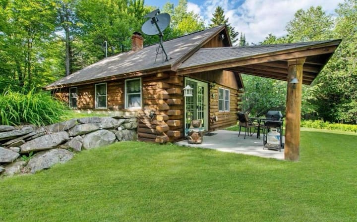 North Woods Cabin
Direct Trail Access
Pets & Wifi - Pittsburg, NH