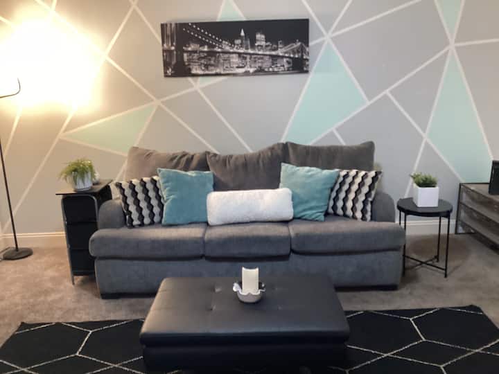 The Downtown Retreat – Modern 2br W/ Sofa Bed - Greensboro, NC