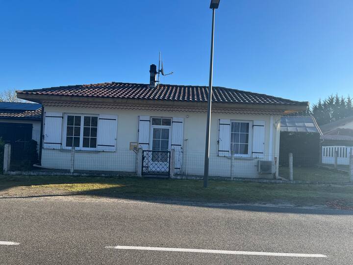 Chambre Dans Une Petite Maison Au Cœur Du Village - Mézos