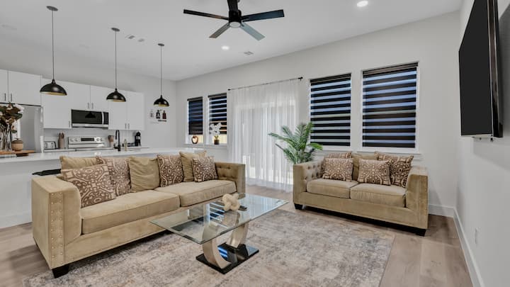 Stylish 3br Dallas Townhouse | Rooftop Terrace - Dallas, TX