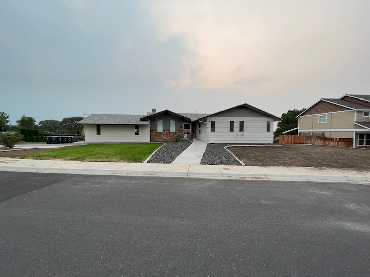 Lovely 5 Bedroom Home On The Lake - Moses Lake, WA