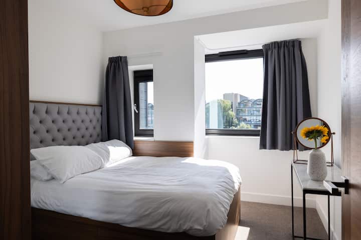 Elegant Riverside View Apartment/pass The Keys - University of Lincoln