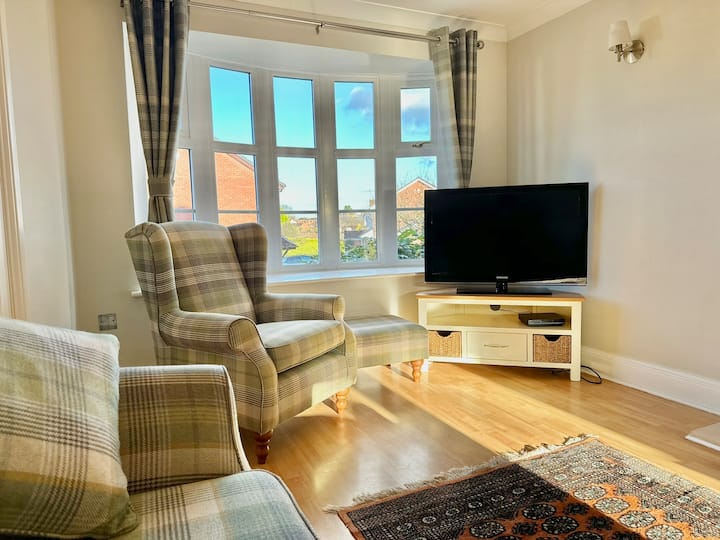 Detached 3 Bedroom House With Drive And Garden - Worcester, UK