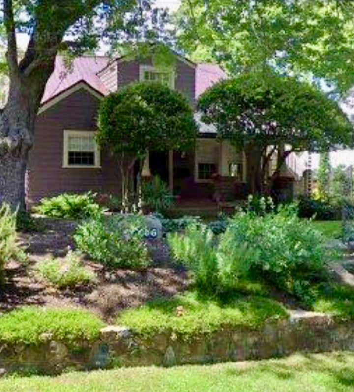 Easeful Living: Walk To Chapel Hill's Franklin St - Chapel Hill, NC