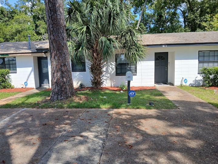 Spacious 4br Home Sleeps 8, Just 2 Miles From Fsu - 塔拉哈西