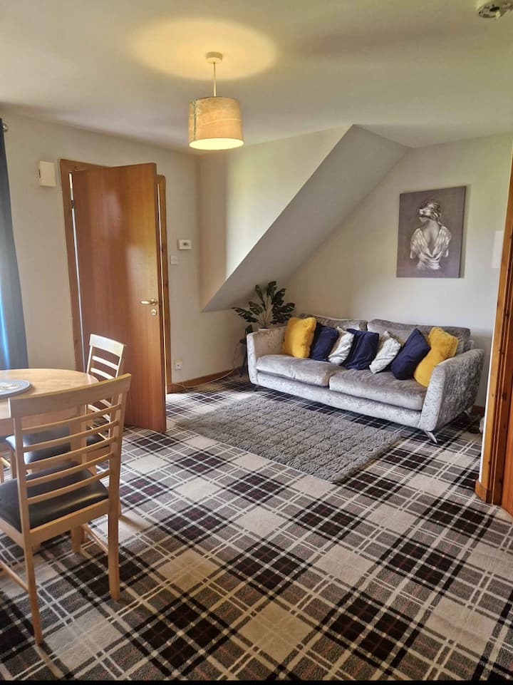Bright 2 Bed Corner Flat - Great Location - Inverness