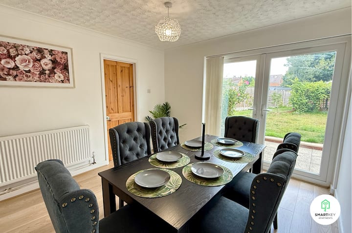 4 Bedroom Spacious Home With Parking Sleeps 9 - Guildford