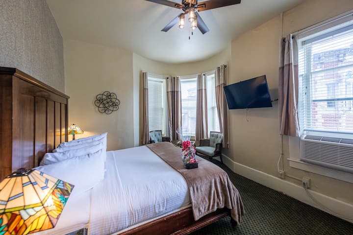 Spa Room - Basin Park Hotel - Downtown Eureka - Eureka Springs, AR